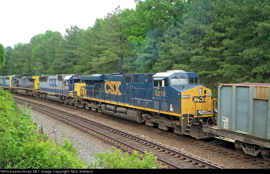 CSX 5219 and CSX 8588 round the curve